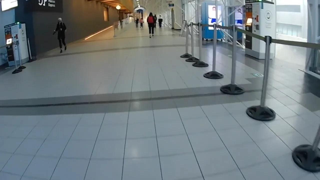 Walking Toronto - Skywalk from Union Station to the CN Tower