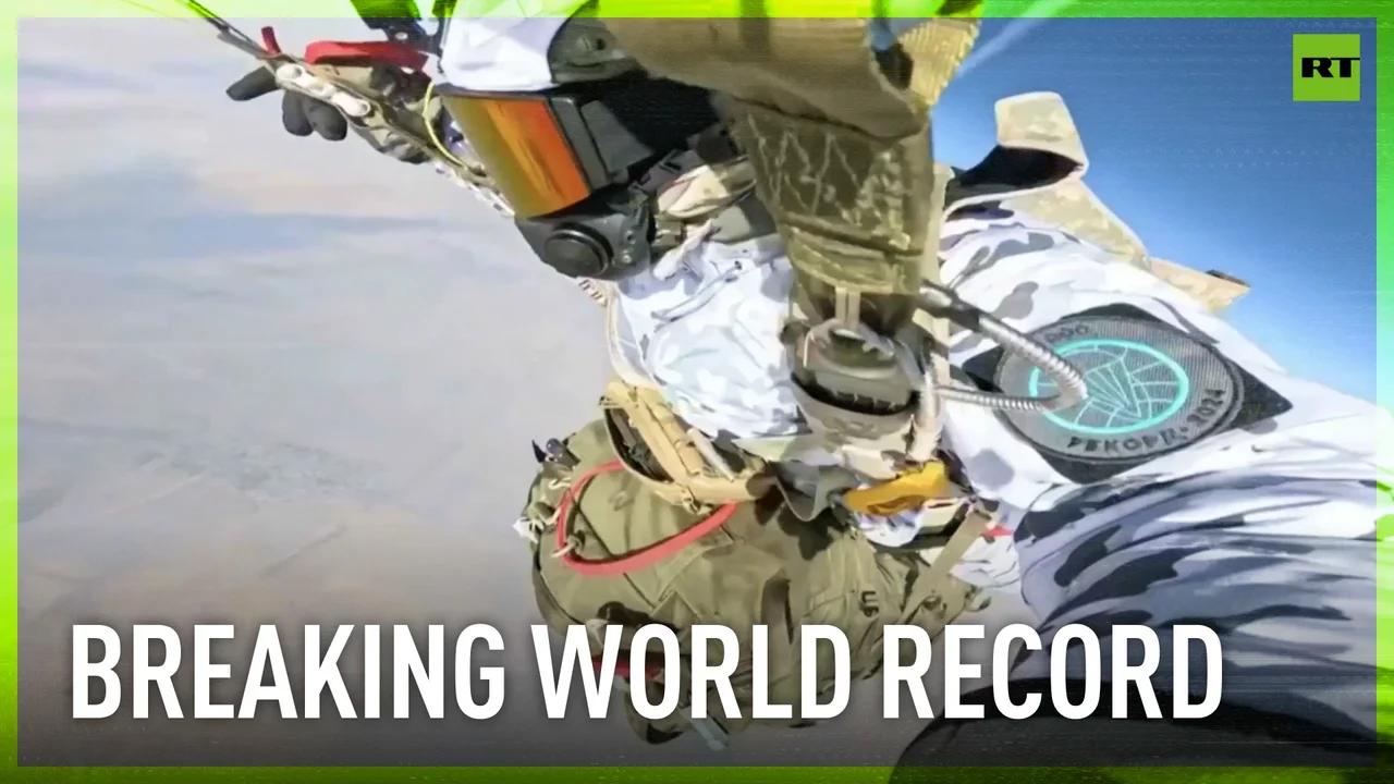 Russian skydivers set new world record | First-ever parachute jump from ...