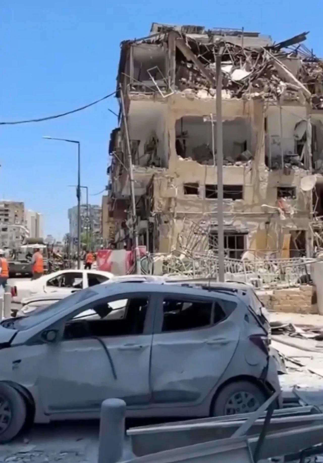 📽️-A 🇬🇧&🇫🇷, The footage shows the aftermath of Iranian strikes on Tel Aviv