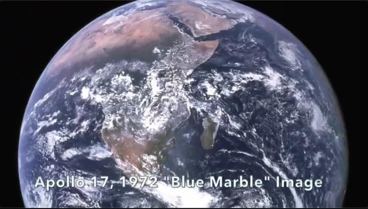 NASA artist of Blue Marble, Robert Simmon: "It is photoshopped but it ...