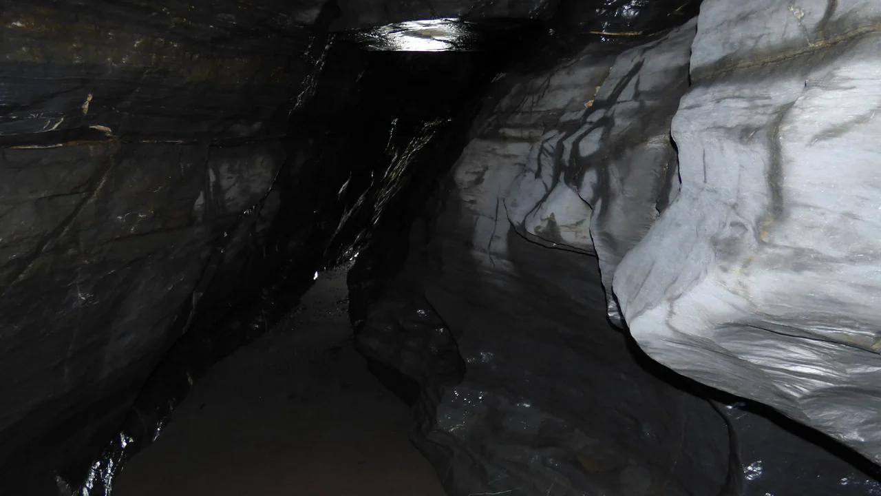 Exploring along Wringcliff beach towards Lynmouth and finding an 80m ...