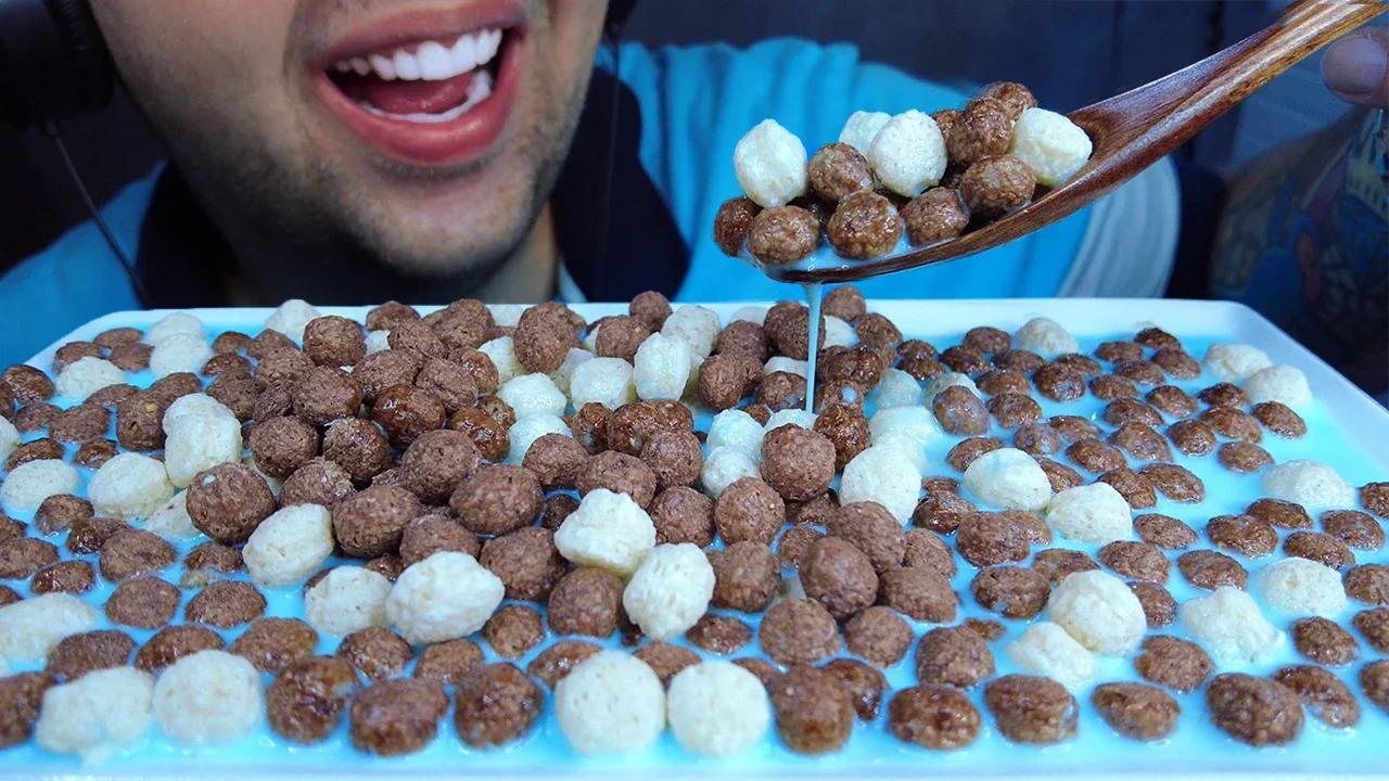 ASMR EXTREME CRUNCHY EATING SOUNDS (BLACK AND WHITE BALLS) NO TALKING ...