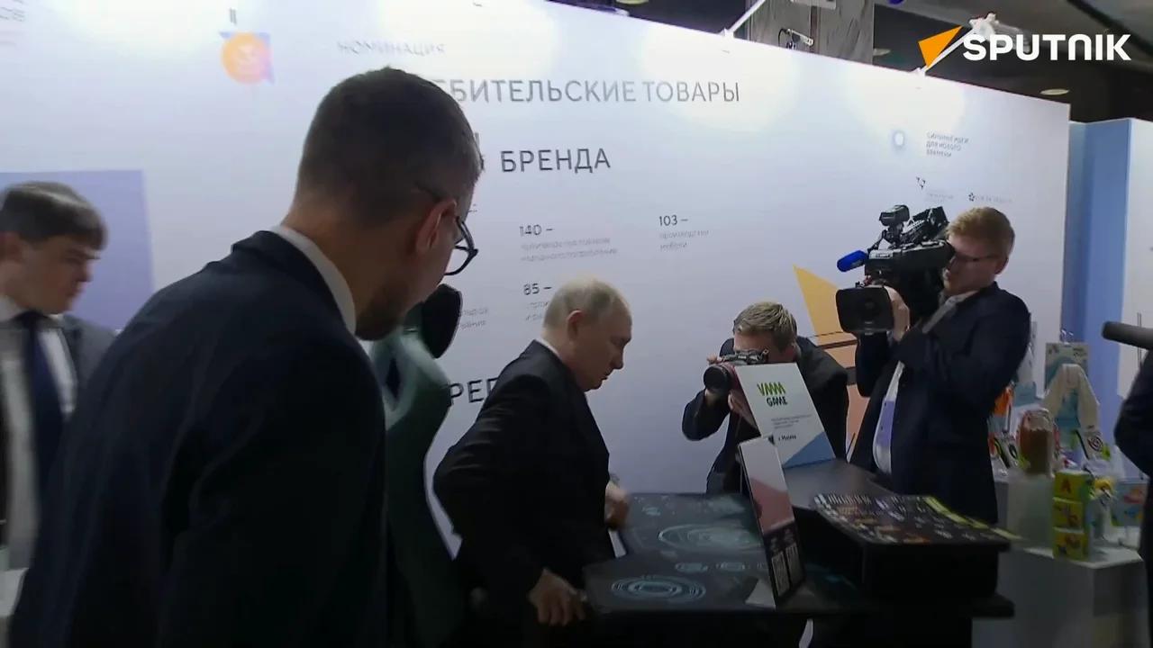 Poutine teste une table de gaming russe pour l'e-sport lors d'une ...