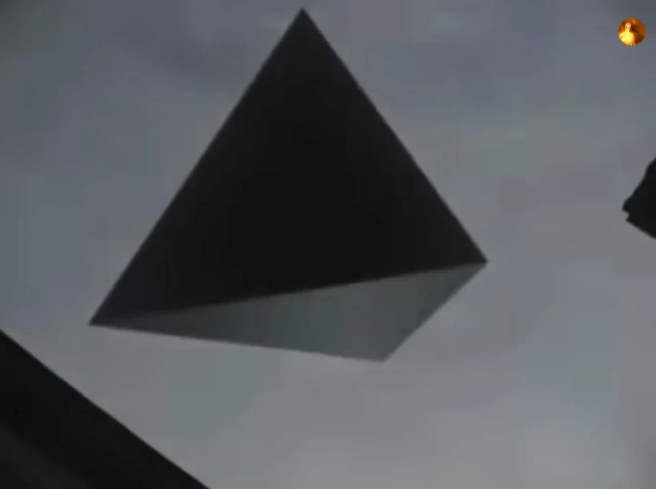 Giant Pyramid UFO over Moscou and Pentagon - ( st.Fr )