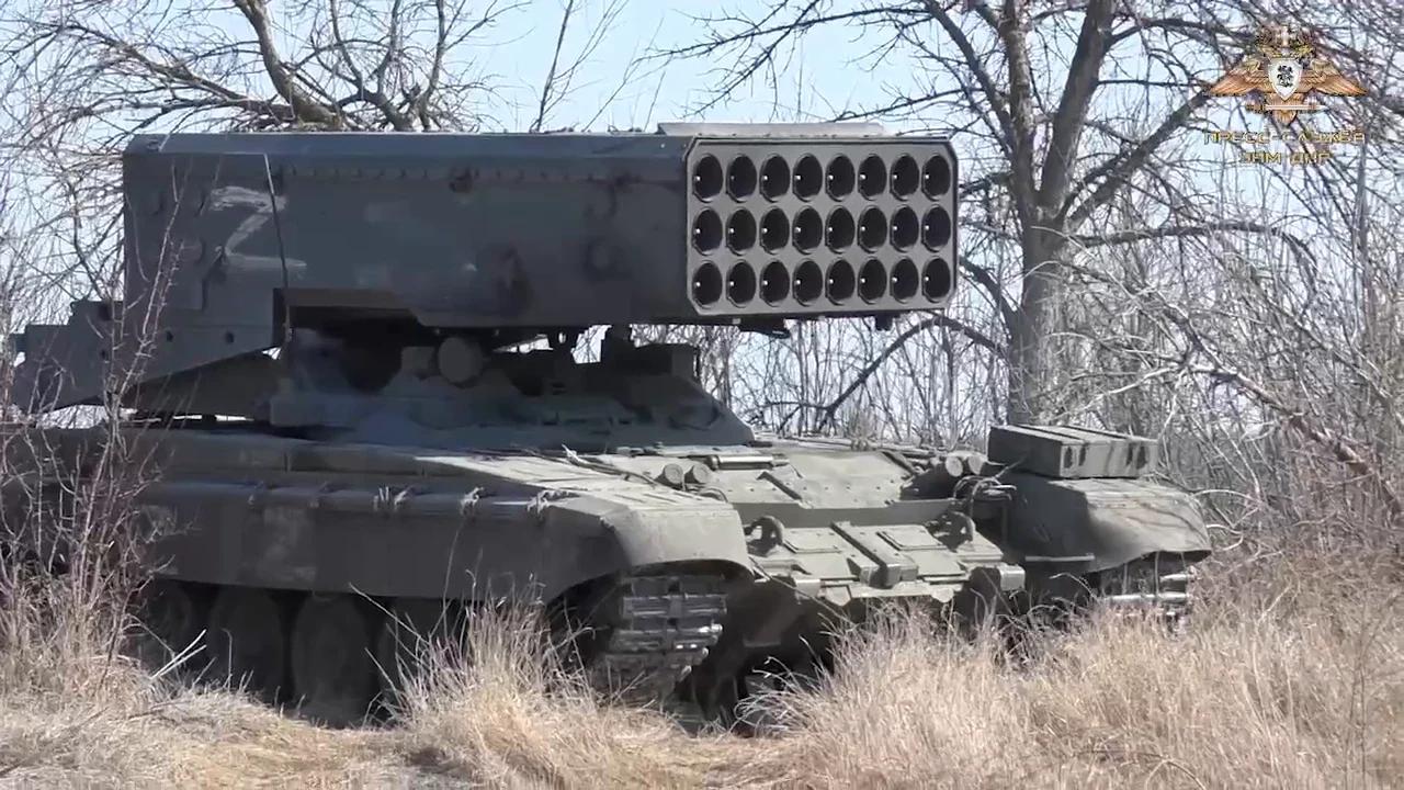 Russian TOS-1 incendiary/thermobaric multiple rocket launcher system ...