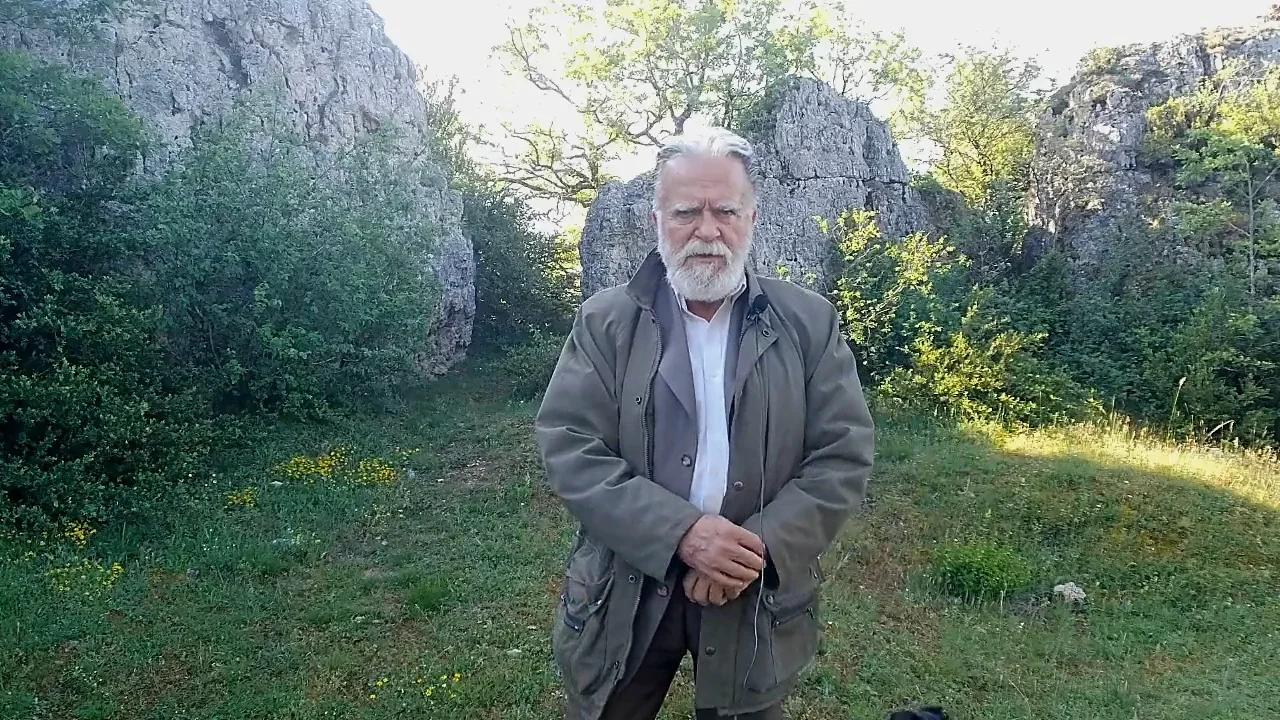 Pour faire l'éloge de ce sale type, il n'y a plus que le chat qui pète