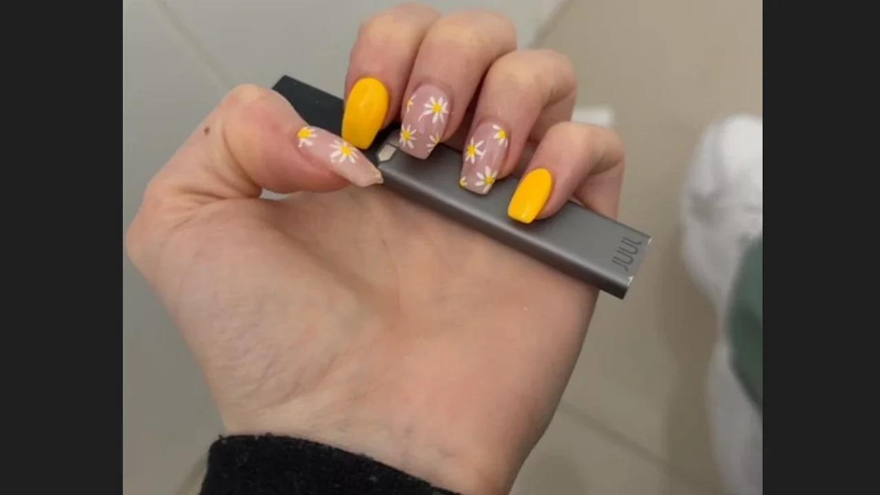 2025-04-19 Trollcow daisy nails & JUUL vape pen - New nails - to ...