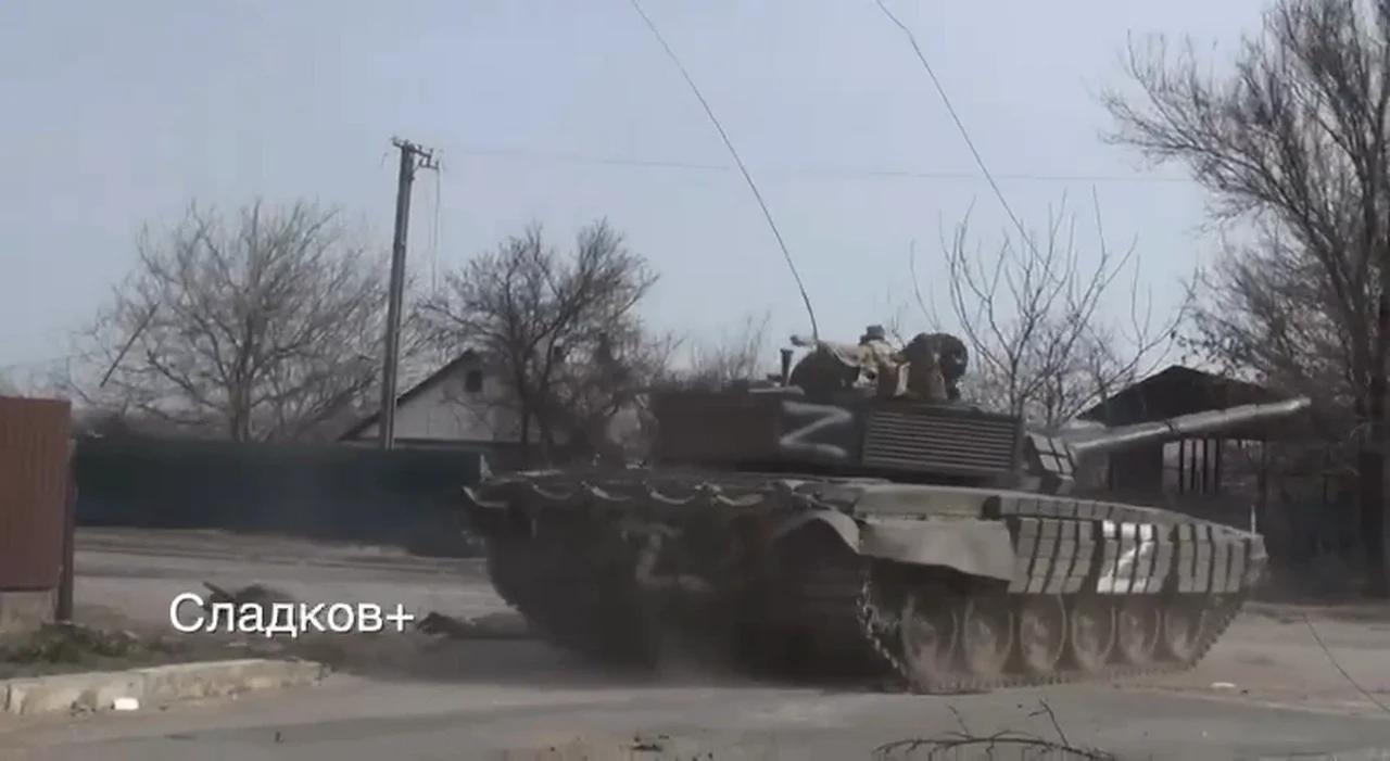 Mariupol battle, advancing with Armoured support against Azov