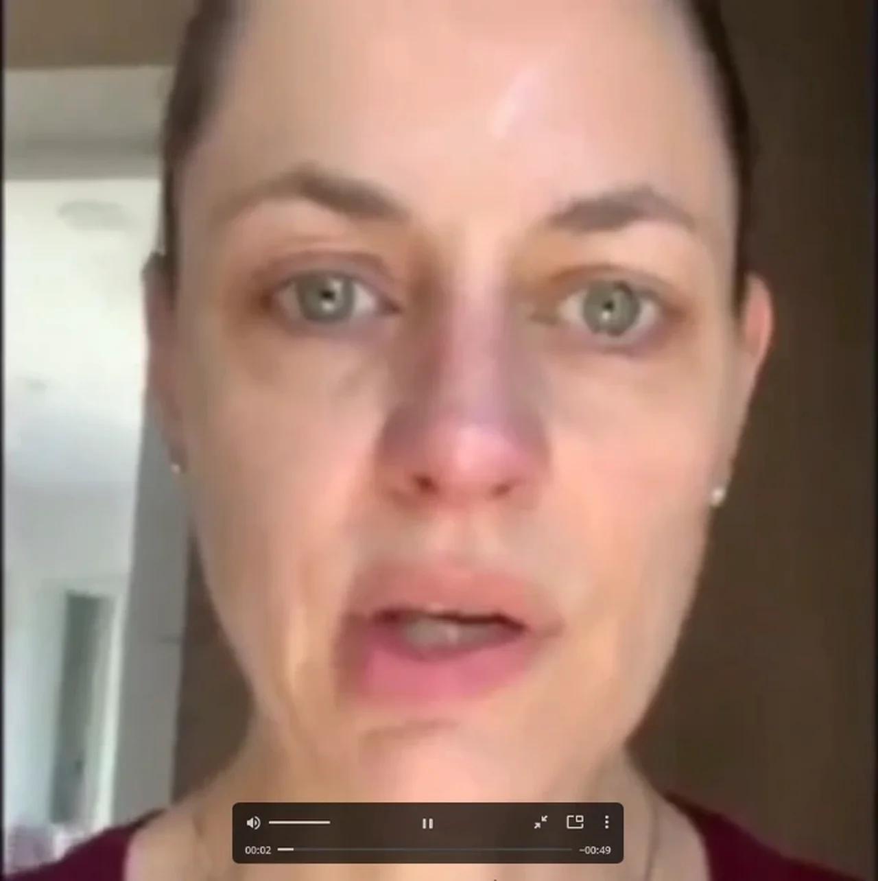 TOTAL IDIOT, Canadian actress Jennifer Gibson in full blown mass ...