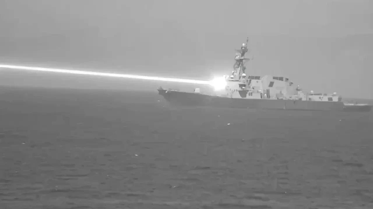 🇫🇷 Des images stupéfiantes montrent un navire de guerre américain ...