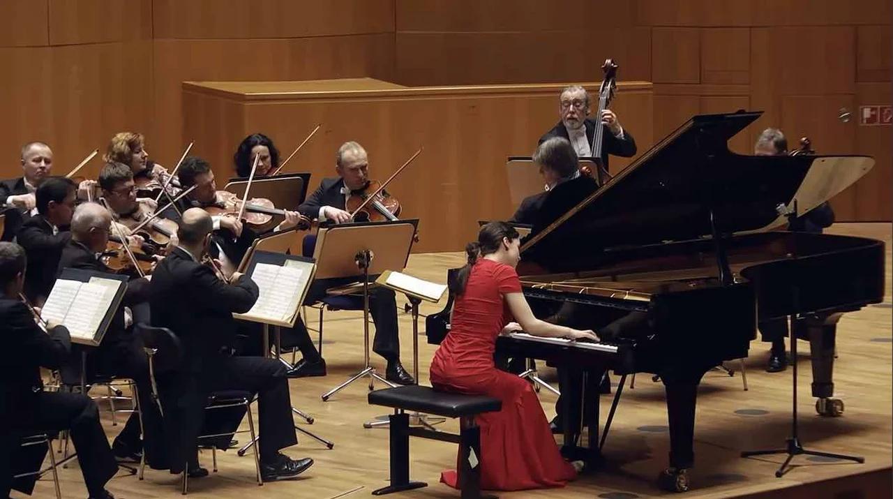 Frédéric Chopin - Piano Concerto No. 1 in E minor - Olga Scheps