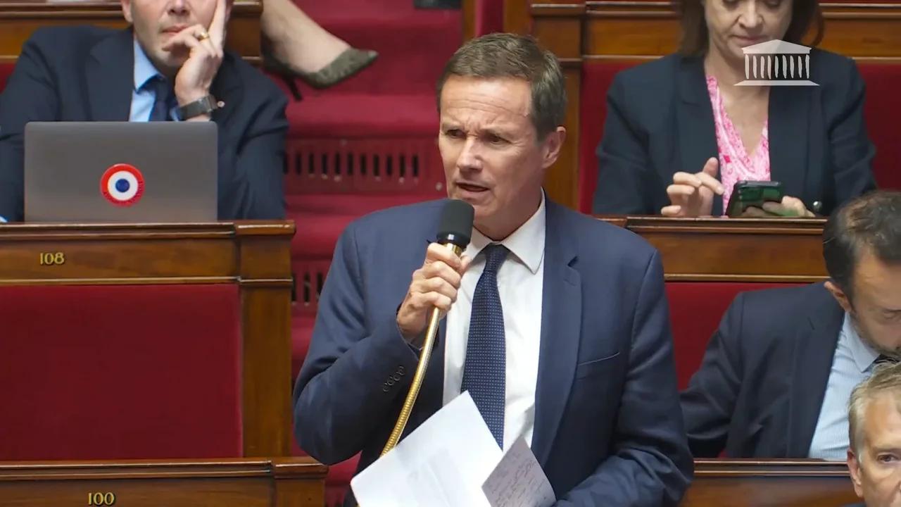 Nicolas Dupont Aignan : drapeau français et drapeau européen